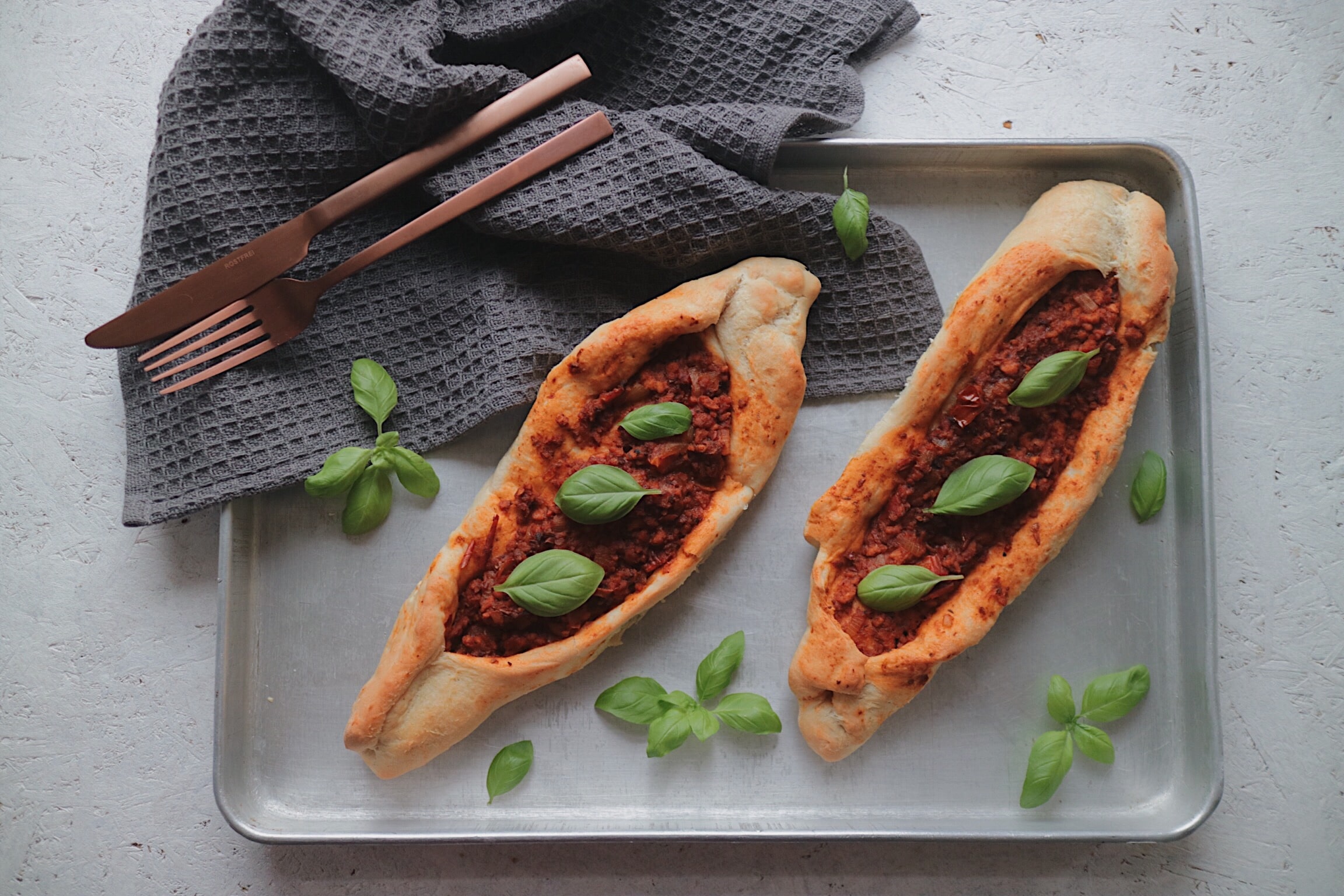 Vegane Pide mit Sojahackfüllung - Unbegabt vegan